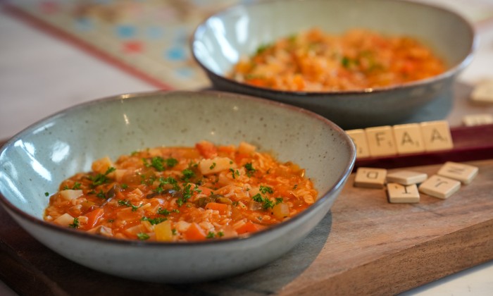 Aardpeer-knolselderijsoep met pannenkoekjes en salsa verde | BinnensteBuiten